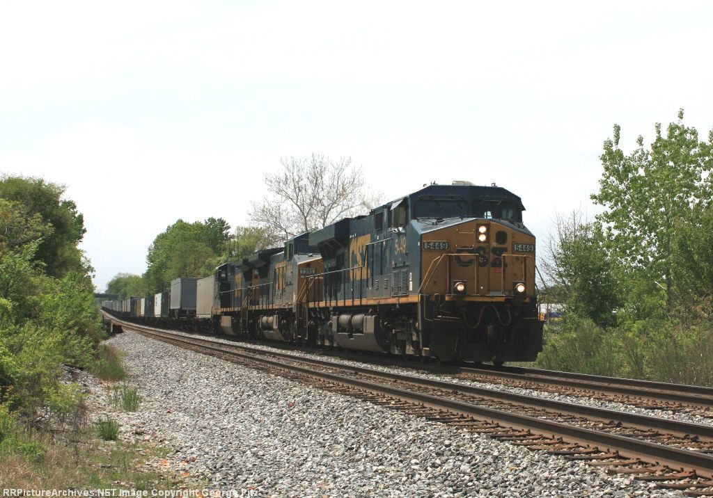 CSX 5449 and train Q032